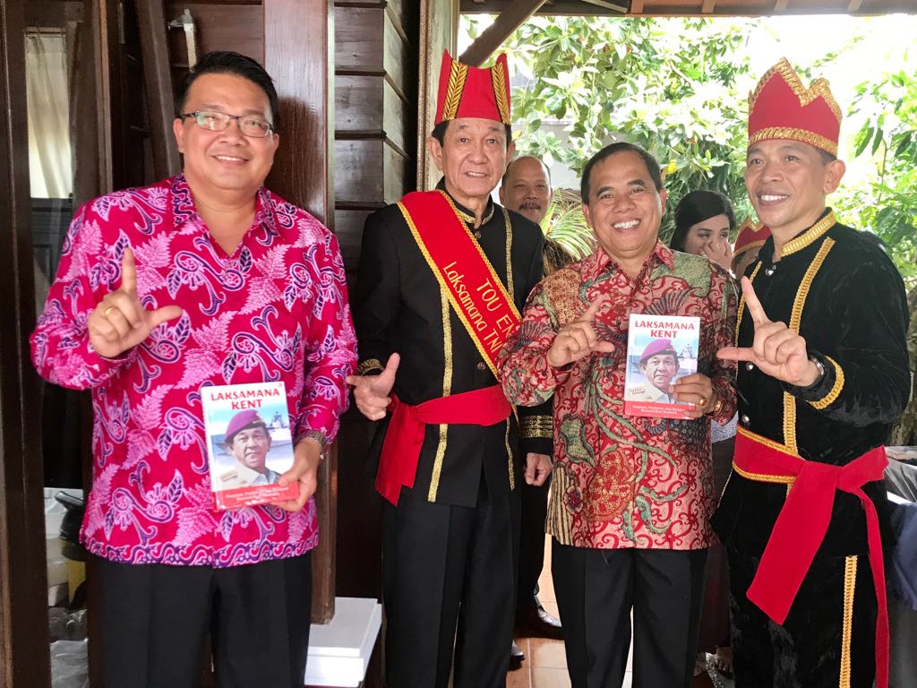Disaksikan Bupati JWS, Laksamana Kent Sondakh Terima Gelar Adat ...