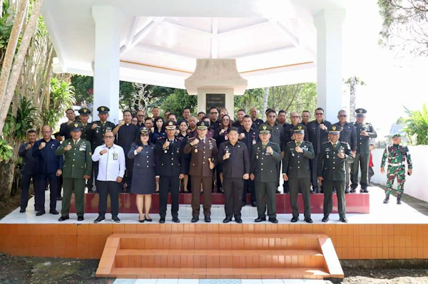 Hari Pahlawan, Bupati Kumendong Pimpin Ziarah di Makam Pahlawan ...